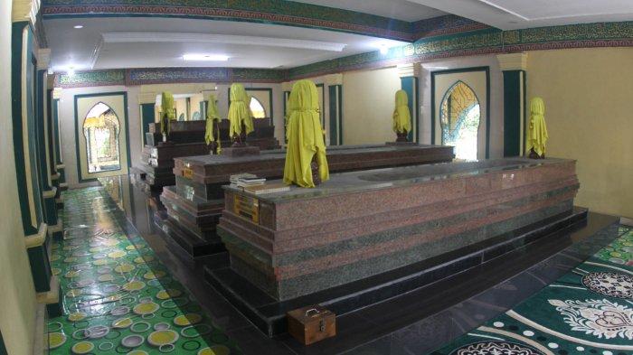FOTO: Melihat Cagar Budaya Makam Marhum Pekan, Tempat Wisata Bersejarah ...
