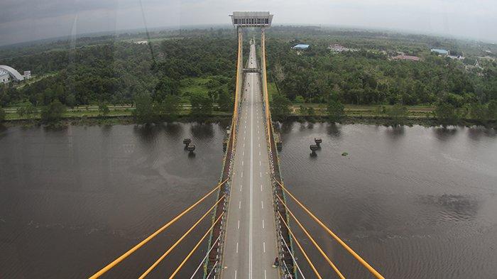 FOTO: Melihat Pemandangan Kota Siak dari Puncak Jembatan TASL ...