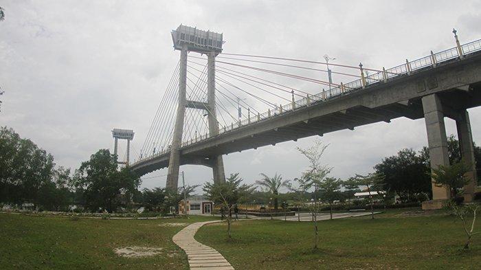 FOTO: Melihat Pemandangan Kota Siak dari Puncak Jembatan TASL ...