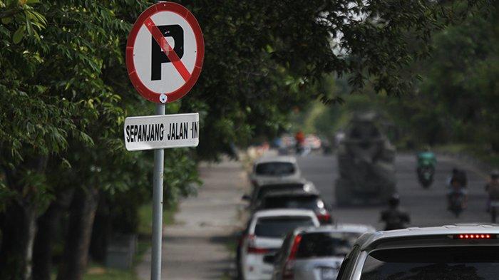 FOTO: Rambu Larangan Parkir di Jalan Diponegoro Kerap Tidak Diindahkan ...