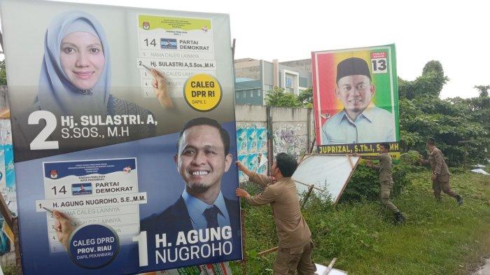 FOTO: Satpol PP Tertibkan APK di Pekanbaru - Tribunpekanbaru.com FOTO: Satpol PP Tertibkan APK di Pekanbaru - Tribunpekanbaru.com