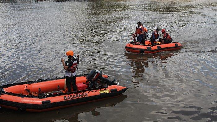 Foto Tim Gabungan Evakuasi Jenazah Korban Tenggelam Di Sungai Siak