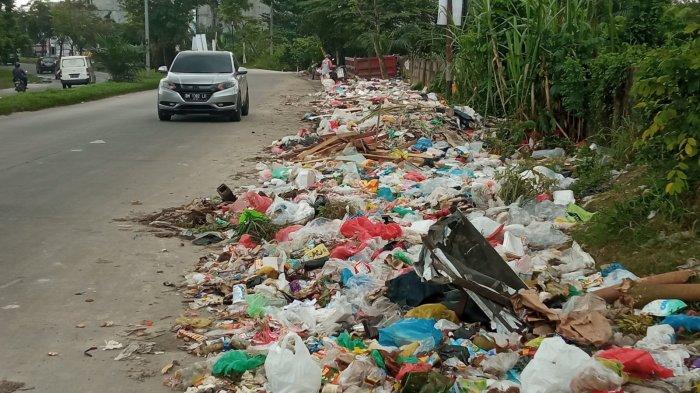 FOTO: Tumpukan Sampah Mengular di Jalan Soekarno Hatta Pekanbaru - Tribunpekanbaru.com