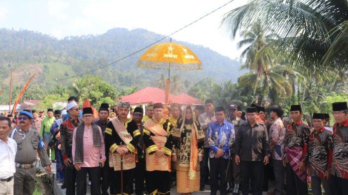 Bergelar Adat Minang, Gubri Syamsuar Diberi Gelar Rajo Nan Sati Alam ... Bergelar Adat Minang, Gubri Syamsuar Diberi Gelar Rajo Nan Sati Alam ...