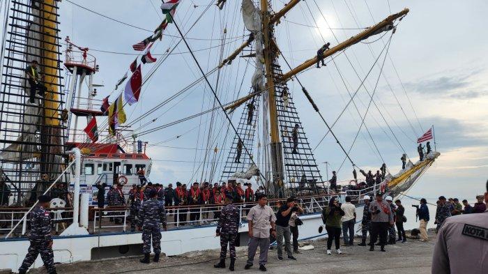BREAKING NEWS: Kapal Legendaris KRI Dewaruci Resmi Bersandar di ...