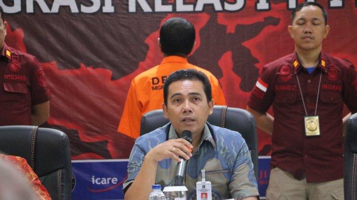 Kemenkumham Riau Serahkan Tersangka WNA Kasus Pelanggaran Tindak Pidana Keimigrasian Pada ...