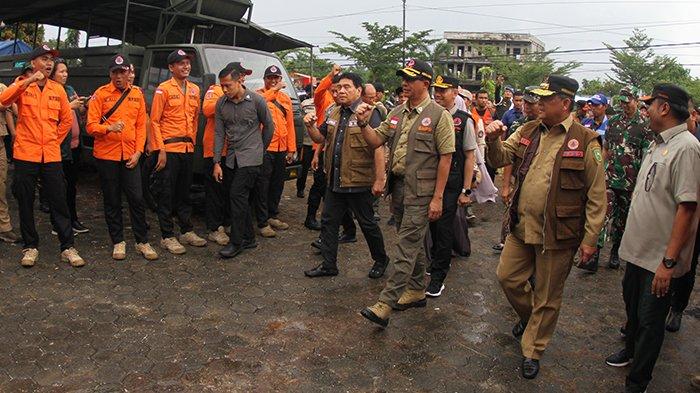 FOTO: Kepala BNPB Letjen TNI Suharyanto Tinjau dan Berikan Bantuan untuk Korban Banjir di Rumbai ...