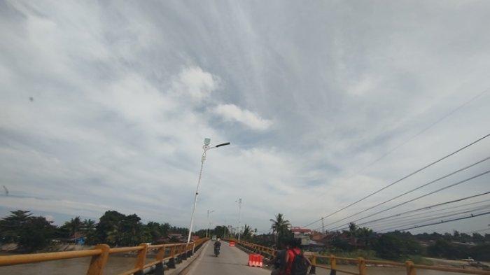 Sudah 2 Bulan Jembatan Sungai Rokan di Rohul Miring, Perbaikan Tertunda ...