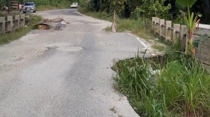 Jembatan Penghubung Desa di Kampar Nyaris Putus, Warga Terancam Pakai Transportasi Sampan ...