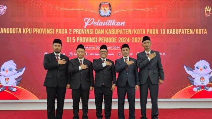 Lima Anggota KPU Riau Baru Resmi Dilantik Langsung Tancap Gas - Tribunpekanbaru.com