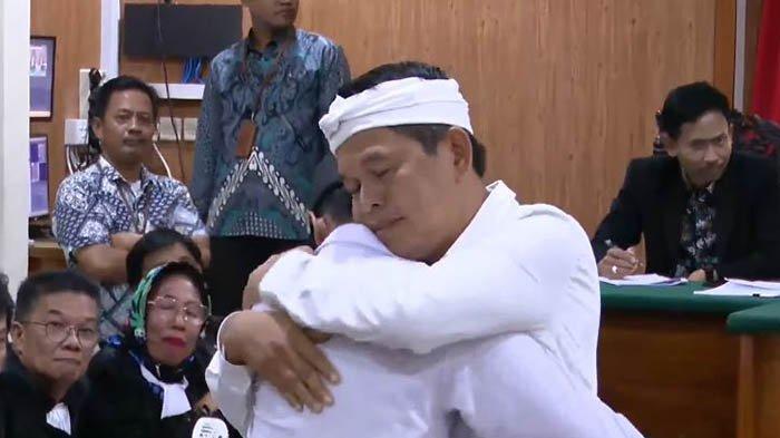 Momen Haru Dedi Mulyadi Peluk Sudirman, 'Pak Dedi tak Salah, Sudirman ...