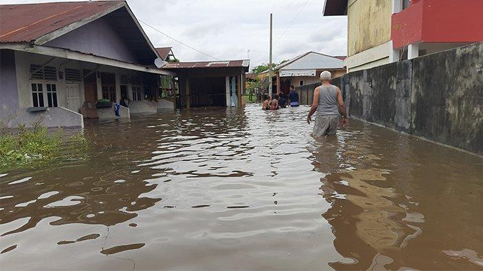 Bantuan Pompa Air Datang, Banjir di Rumbai Pekanbaru Perlahan Mulai ...