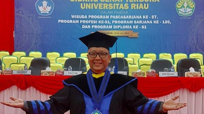 Mengenal Sosok Indra Martias, Wisudawan Terbaik Program Doktor Unri dengan IPK 4 ...