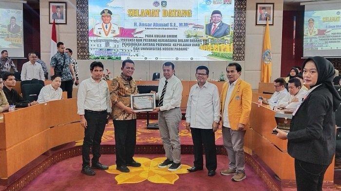 Jalin Kerjasama, Gubernur Kepri Ansar Ahmad dan Rektor UNP Tandatangani MoU - Tribunpekanbaru.com