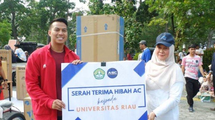 Wakili Anggota DPR RI Ahmad Sahroni, Muhammad Aulia Serahkan Bantuan ...