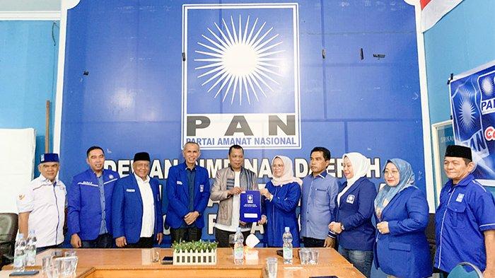 DPP PAN Serahkan SK Resmi, Paslon Pilwako Pekanbaru Uun-Ade Hartati ...