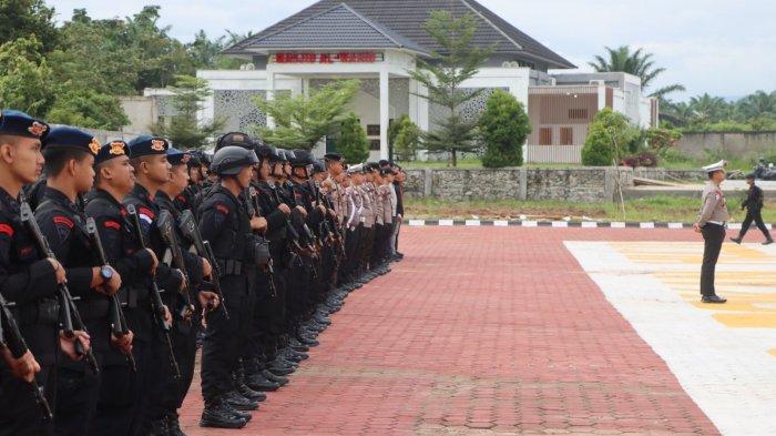 Personel Brimob Polda Riau Siap Amankan Pilkada 2024 di Rokan Hulu ...