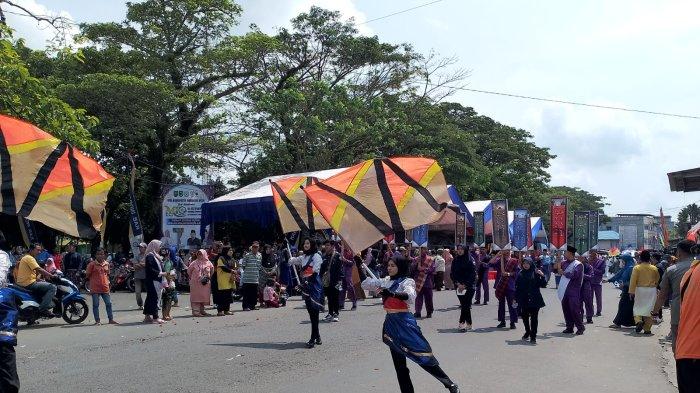 Pawai Taruf MTQ Riau ke 41, Kafilah 12 Kabupaten Kota Tampilkan Ciri ...