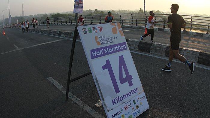 FOTO : Peserta Riau Bhayangkara Run 2023 Lewati Jembatan Siak IV ...