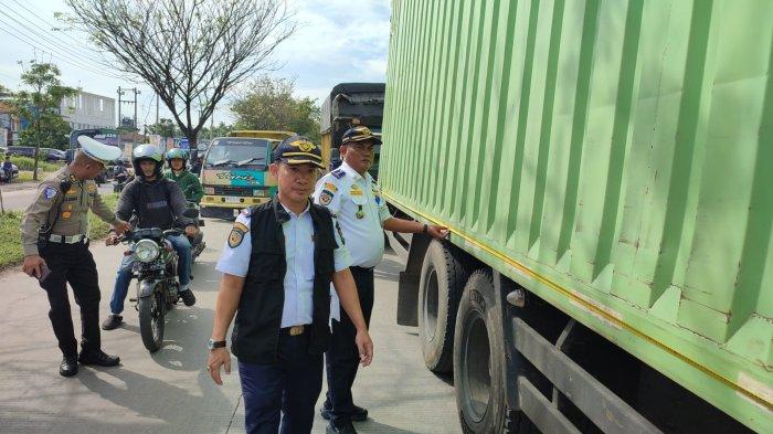 Truk Tonase Besar Masih Nekat Masuk Jalan Kota Pekanbaru di Luar Jadwal ...