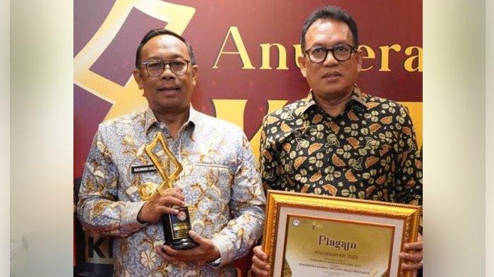 Pj Gubernur Riau Terima Penghargaan KPI 2024 Kategori Pemerintah Daerah Provinsi Peduli ...