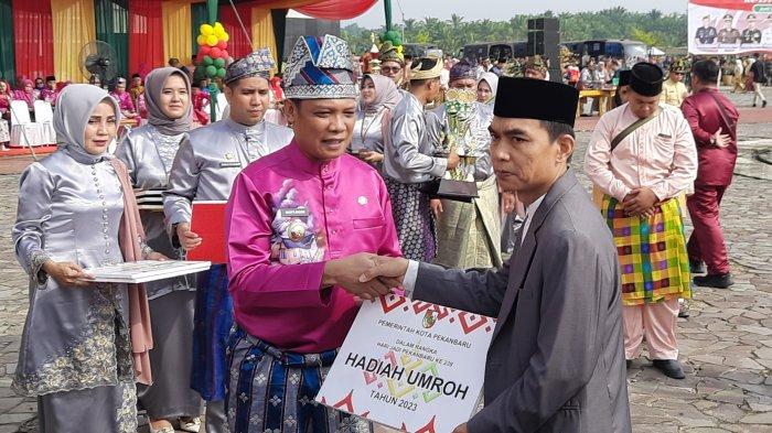 Dua Imam Masjid di Pekanbaru Dapat Hadiah Umroh - Tribunpekanbaru.com