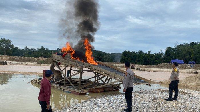Polisi Gerebek Kawasan Tambang Emas Ilegal di Muara Lembu Kuansing Riau, 6 Unit Rakit Dibakar ...