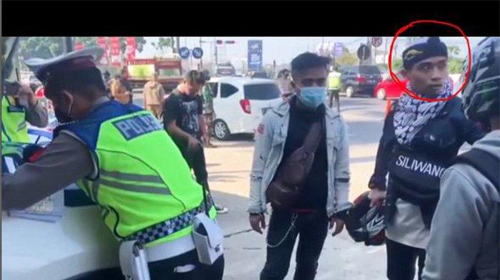 Ditilang Polisi, Pria Bertotopong Tiba-Tiba Berubah: Mata Melotot, Jari ...