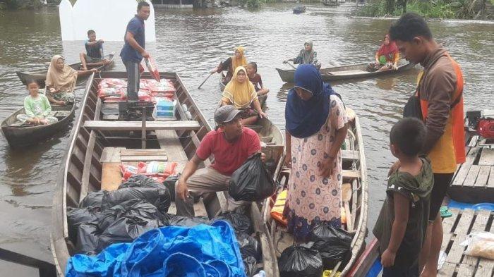 EMP Bentu Limited Salurkan Bantuan Sembako Bagi Korban Banjir di Pelalawan - Tribunpekanbaru.com