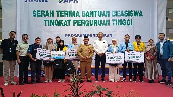 Dukung Pendidikan dan SDM Berkualitas, RAPP Serahkan Beasiswa kepada 77 ...