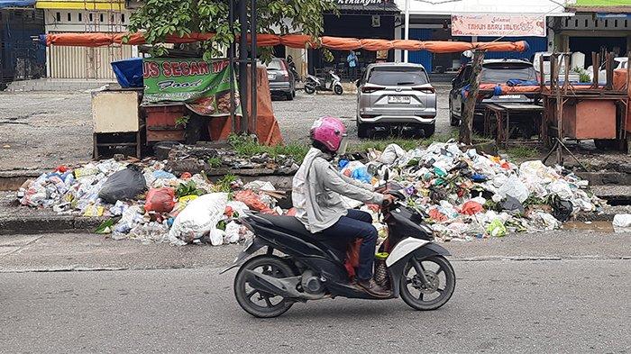 Sampah Masih Menumpuk Sampai Siang di Pekanbaru, Operator Harus Tuntaskan - Tribunpekanbaru.com