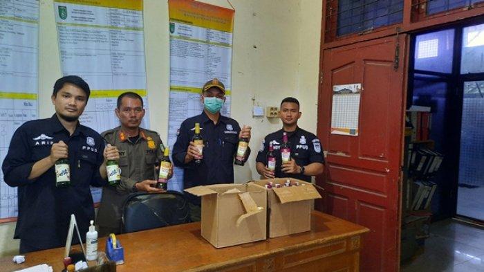 Satpol PP Dumai, Amankan Belasan Botol Miras di Toko Kosmetik di Jalan Sudirman ...