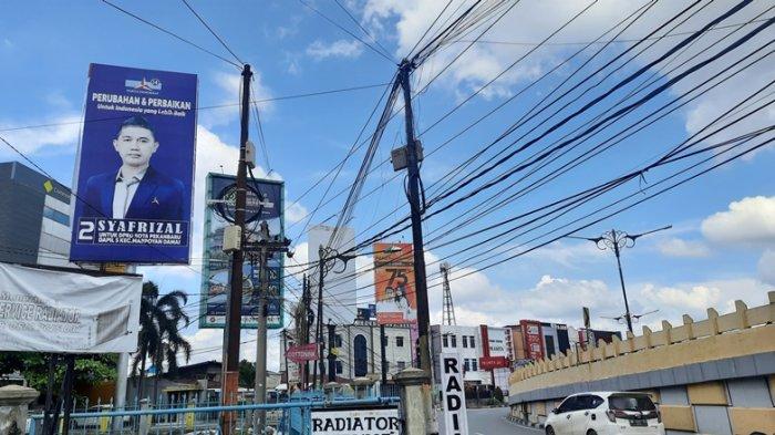 Sejumlah Baliho Caleg Ukuran Besar di Pekanbaru Belum Ditertibkan ...