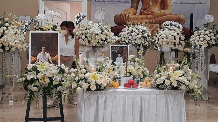 Sharena Delon Menangis di Samping Jenazah Reza Gunawan, Proses Kremasi ...