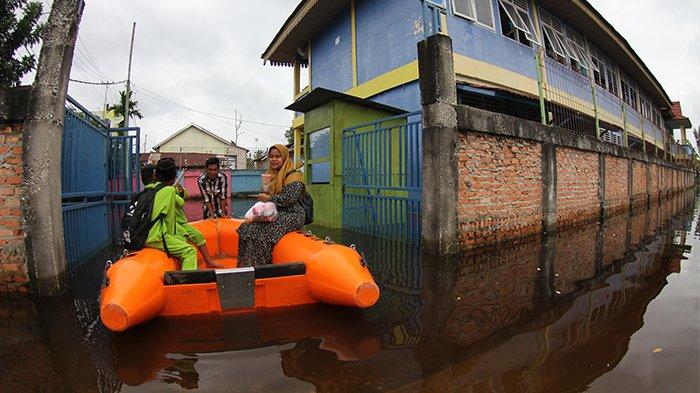 FOTO : Siswa Naik Perahu ke Sekolah, Banjir di Rumbai Pekanbaru ...