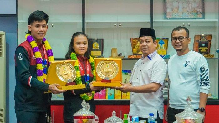Dua Atlet Sepak Takraw Asal Riau Peraih Medali Emas di SEA Games 2023 Disambut Syafaruddin Poti ...