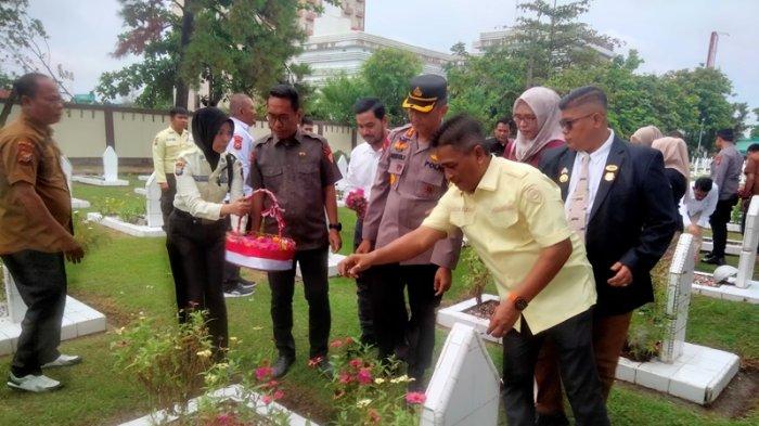 Tabur Bunga di Makam Pahlawan, HUT Satpam Siap Dukung Pemilu Aman Damai ...