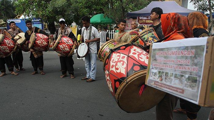 FOTO : Kesenian Tambua Tansa Khas Minangkabau Warnai Kawasan CFD ...