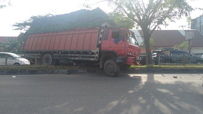 Hindari Tabrak Pengendara Lain, Sopir Truk Banting Stir dan Panjat Median Jalan di Pekanbaru ...
