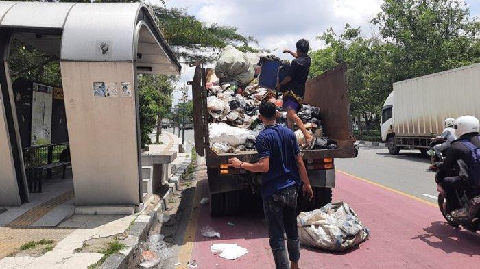 Masih Ada Truk Angkut Sampah Pagi Hari, DLHK Kota Pekanbaru Sebut Ada Tiga Ritasi Pengangkutan ...