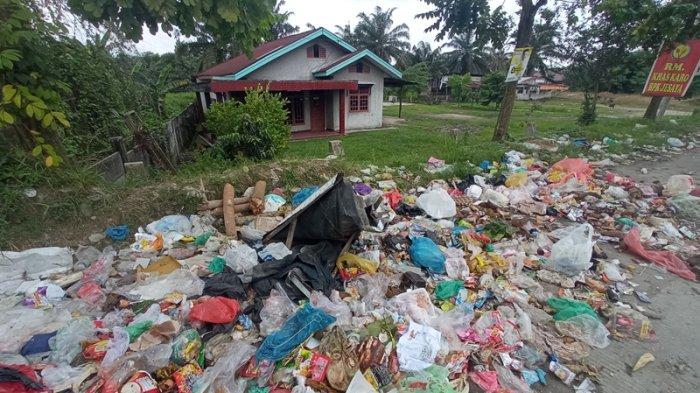 FOTO: Tumpukan Sampah Mengular di Jalan Soekarno Hatta Pekanbaru - Tribunpekanbaru.com