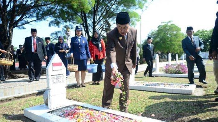 Video dan Lirik Lengkap Lagu Gugur Bunga , Lagi Wajib Nasional ...