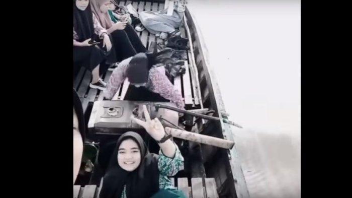 Video Viral Siswi SMA Meranti Riau ke Sekolah Pakai Pompong, Bahagia Engkol Mesin Dompeng ...