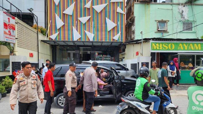 Sedang Patroli, Polisi Temukan Warga Tak Sadarkan Diri Dalam Mobil ...