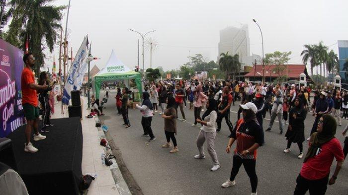 FOTO: Ratusan Warga Semarak Ikuti Zumba Party Tribun Pekanbaru Bersama ...