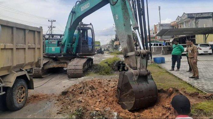 Penanganan Banjir di Pekanbaru, Alat Berat Kembali Dikerahkan Keruk Drainase di Jalan Garuda ...