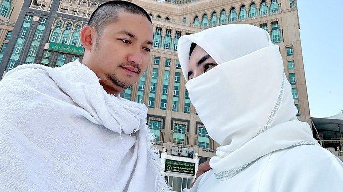 Angga Wijaya Ungkap Identitas Wanita yang Umroh Bersamanya, Istri? DP ...