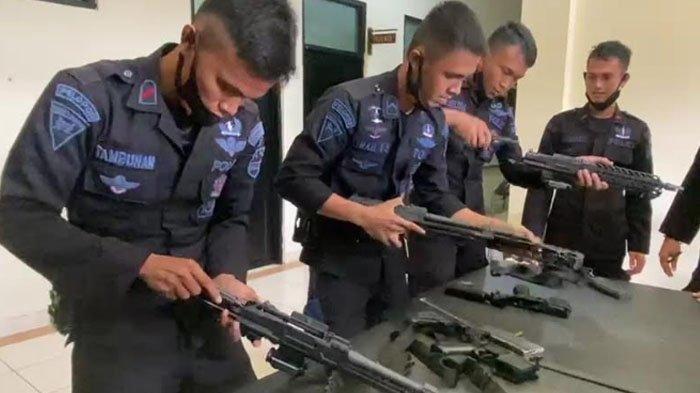 Sambo Mirip Rambo, Mobil Dilengkapi Senjata Sangar dan Tas Penuh ...