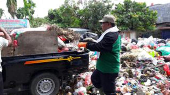 Anggota DPRD Ini Angkut Sampah Yang Menggunung Jalan Rajawali Pakai ...