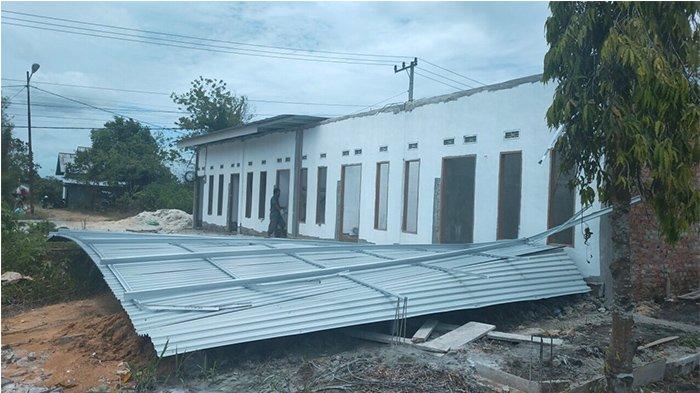 Atap Bangunan Roboh Diterjang Badai, BPBD Pelalawan Ingatkan Waspadai ...